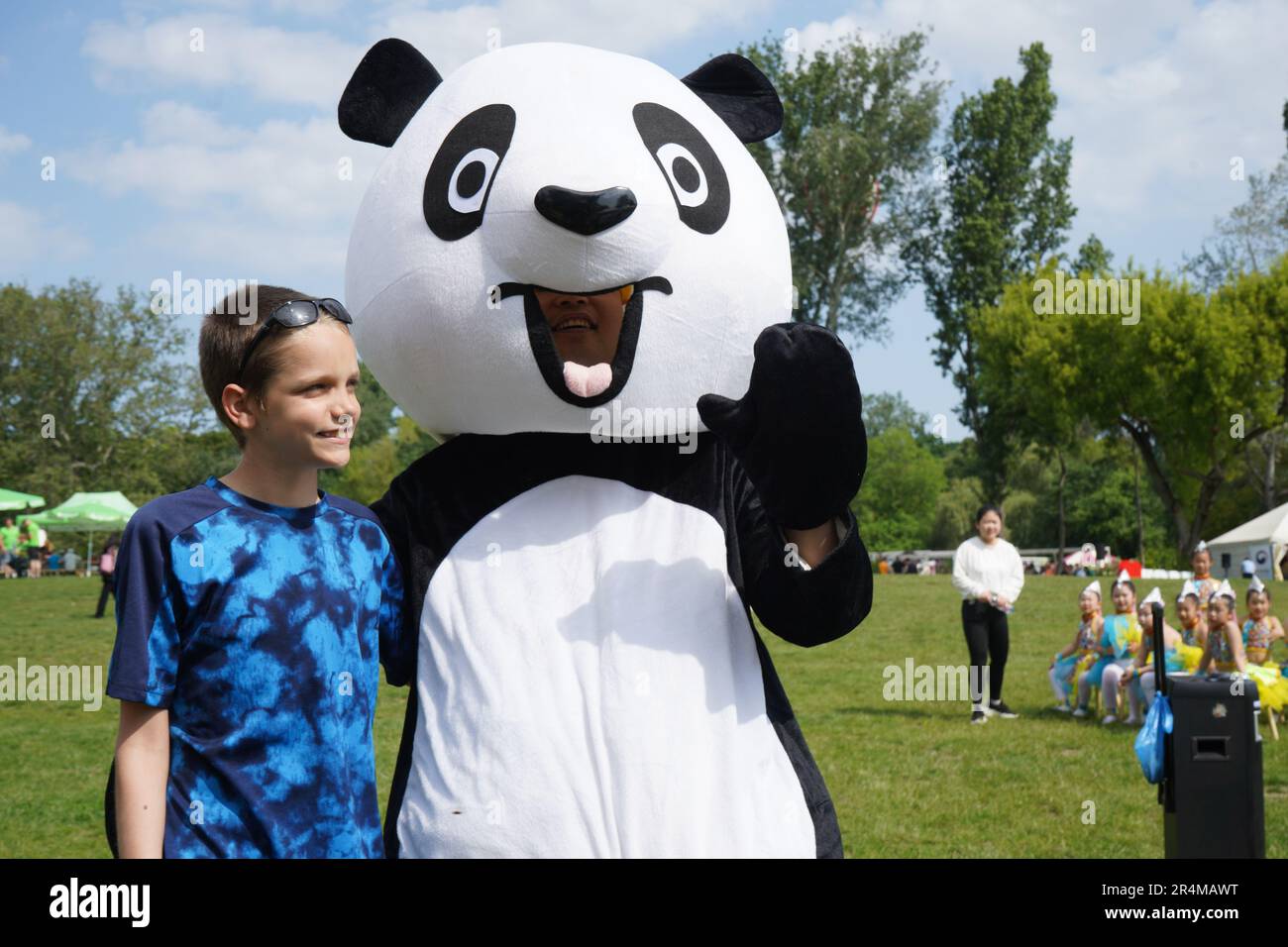 (230529) -- BUDAPEST, May 29, 2023 (Xinhua) -- A boy poses for a photo ...
