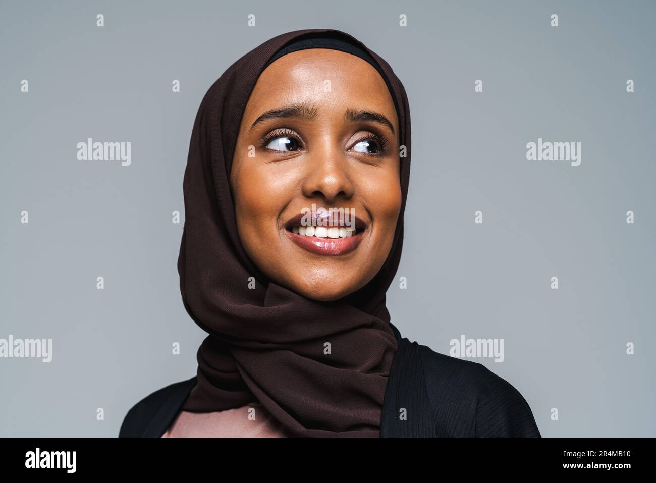 Beautiful arab middle-eastern woman with traditional abaya dress in ...
