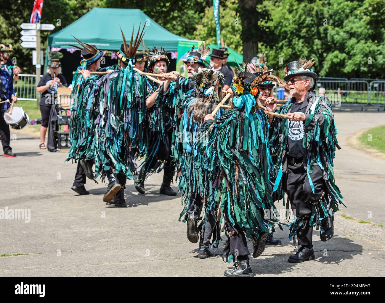 Top hats and tatters, the Lodestone Border Morris at the Green Man ...