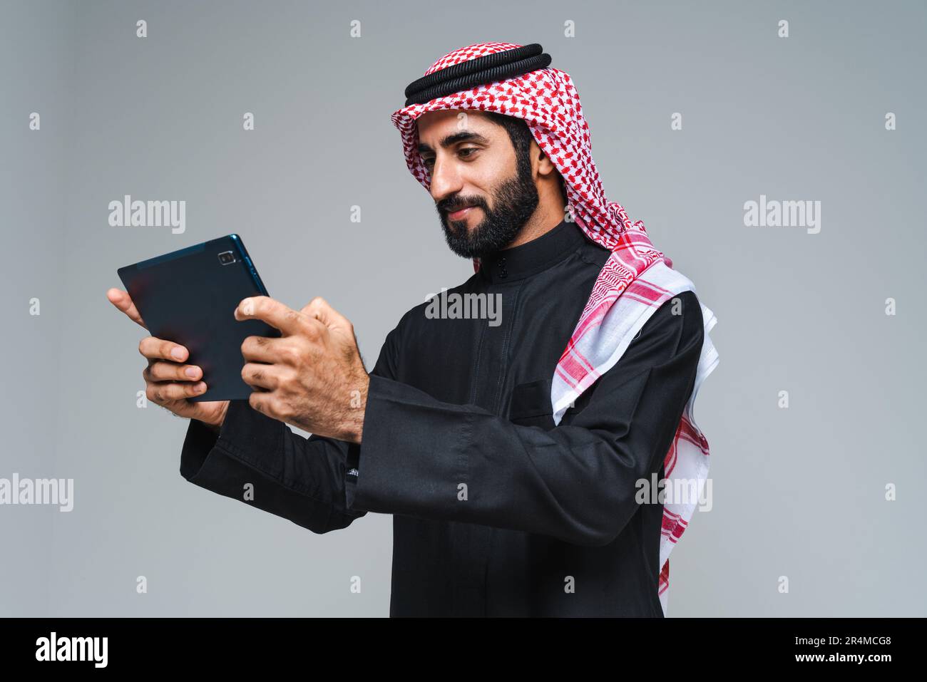 Handsome arab middle-eastern saudi arabian man with traditional saudi ...