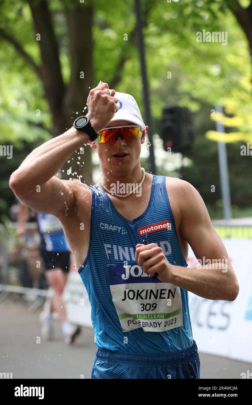 Jerry JOKINEN at the sponging with water in the 20km Men at the ...