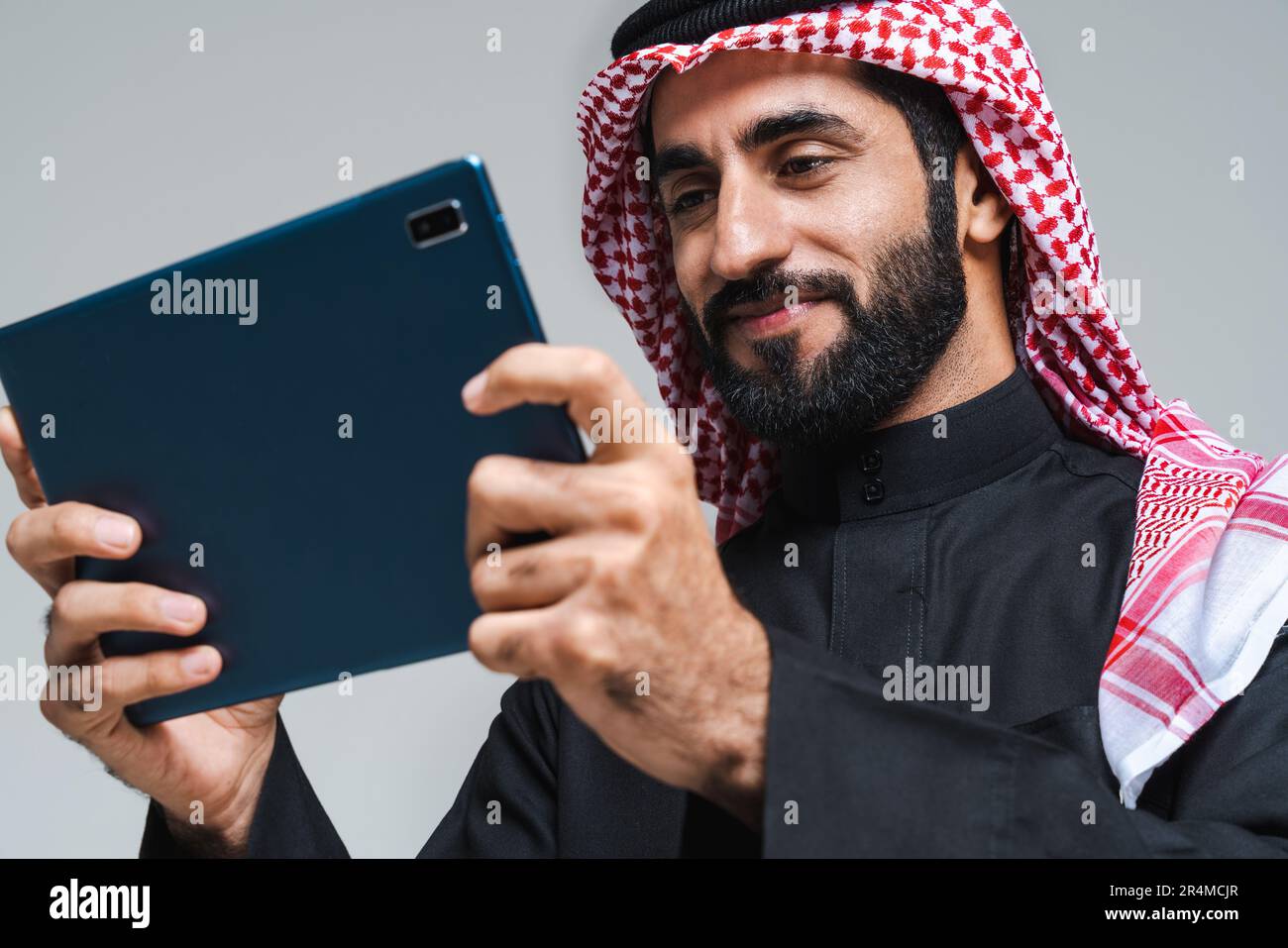 Handsome arab middle-eastern saudi arabian man with traditional saudi ...