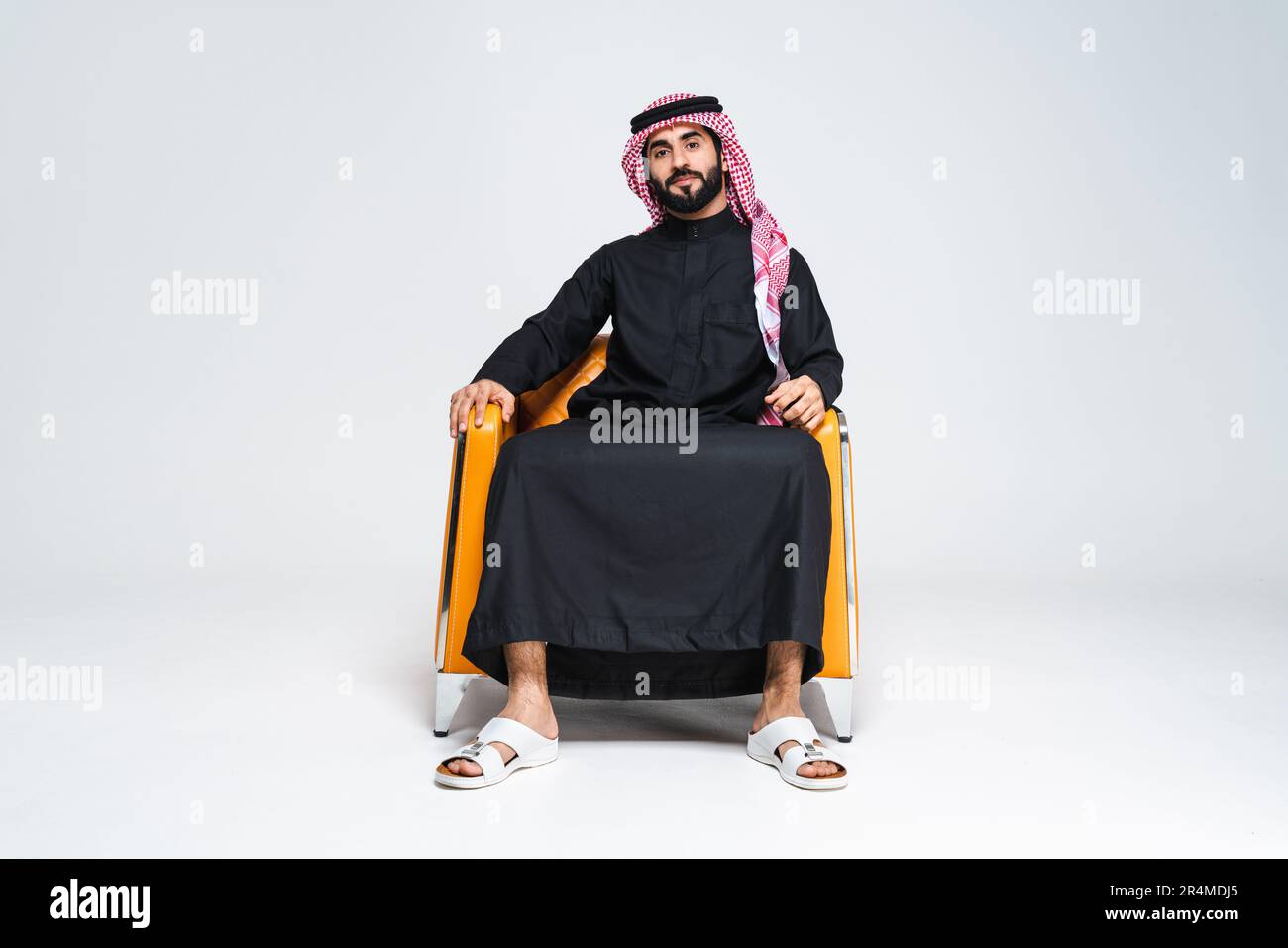 Handsome arab middle-eastern man with traditional saudi clothing in ...