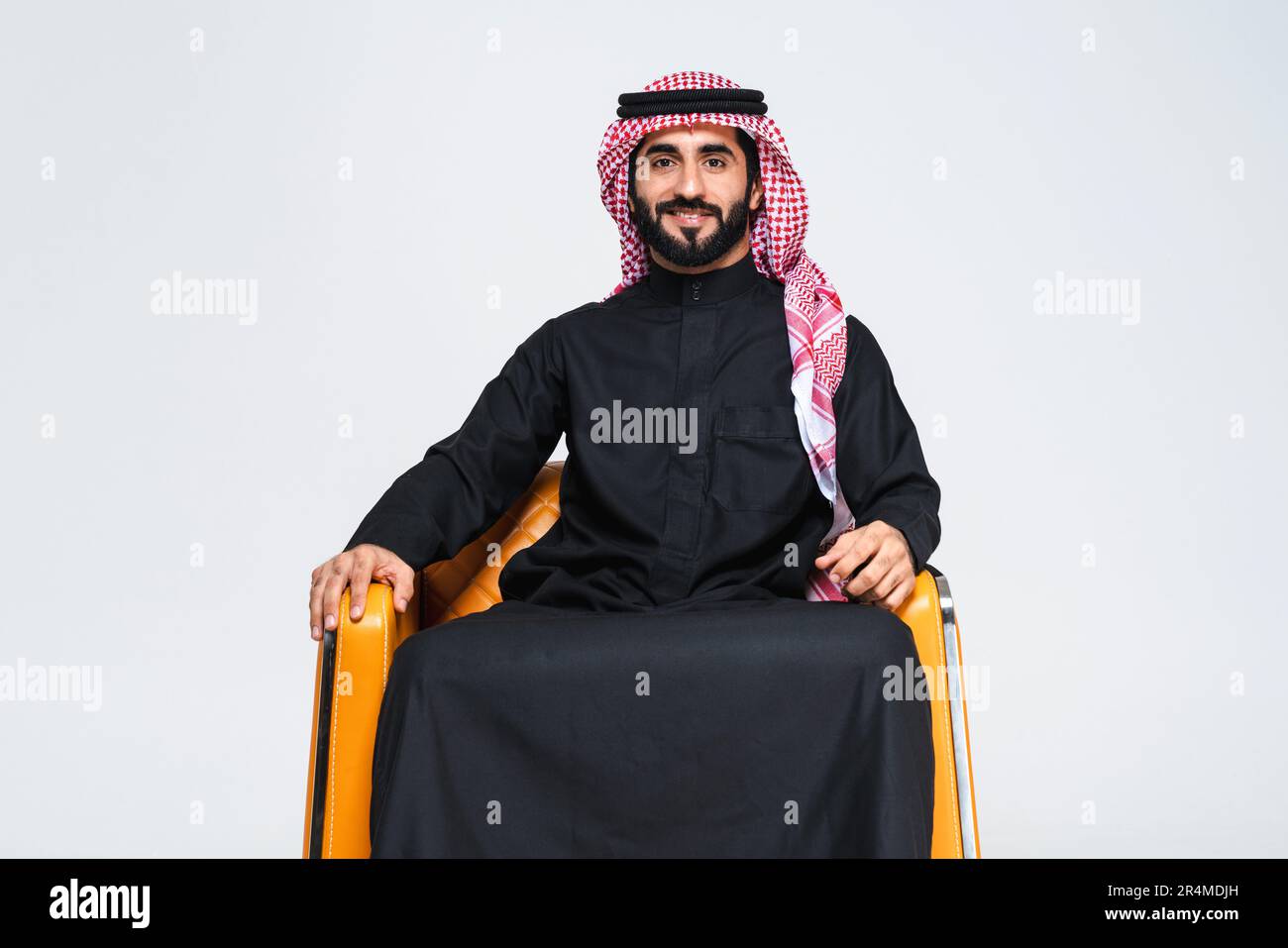 Handsome arab middle-eastern man with traditional saudi clothing in ...