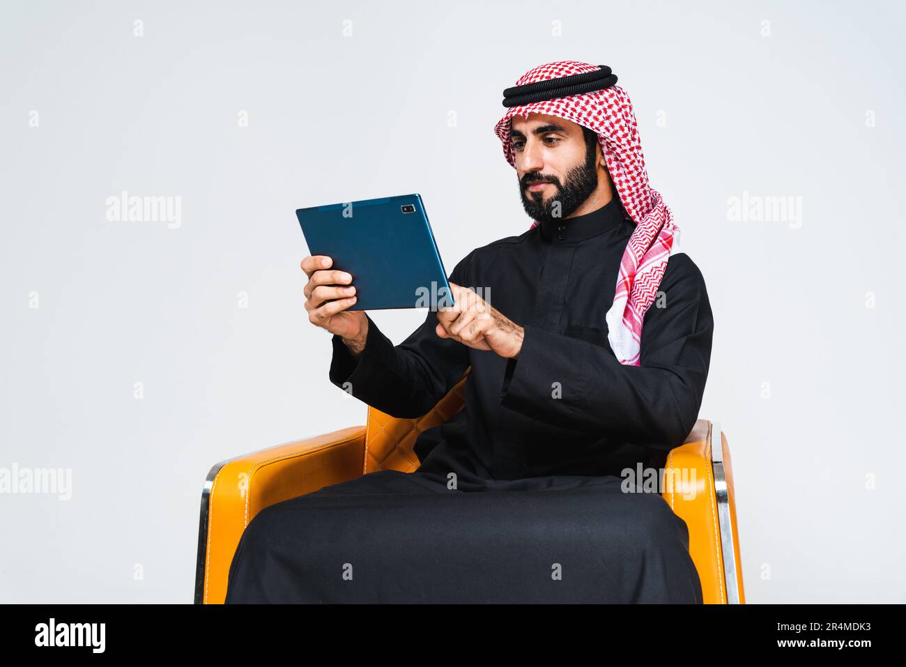 Handsome arab middle-eastern man with traditional saudi clothing in ...