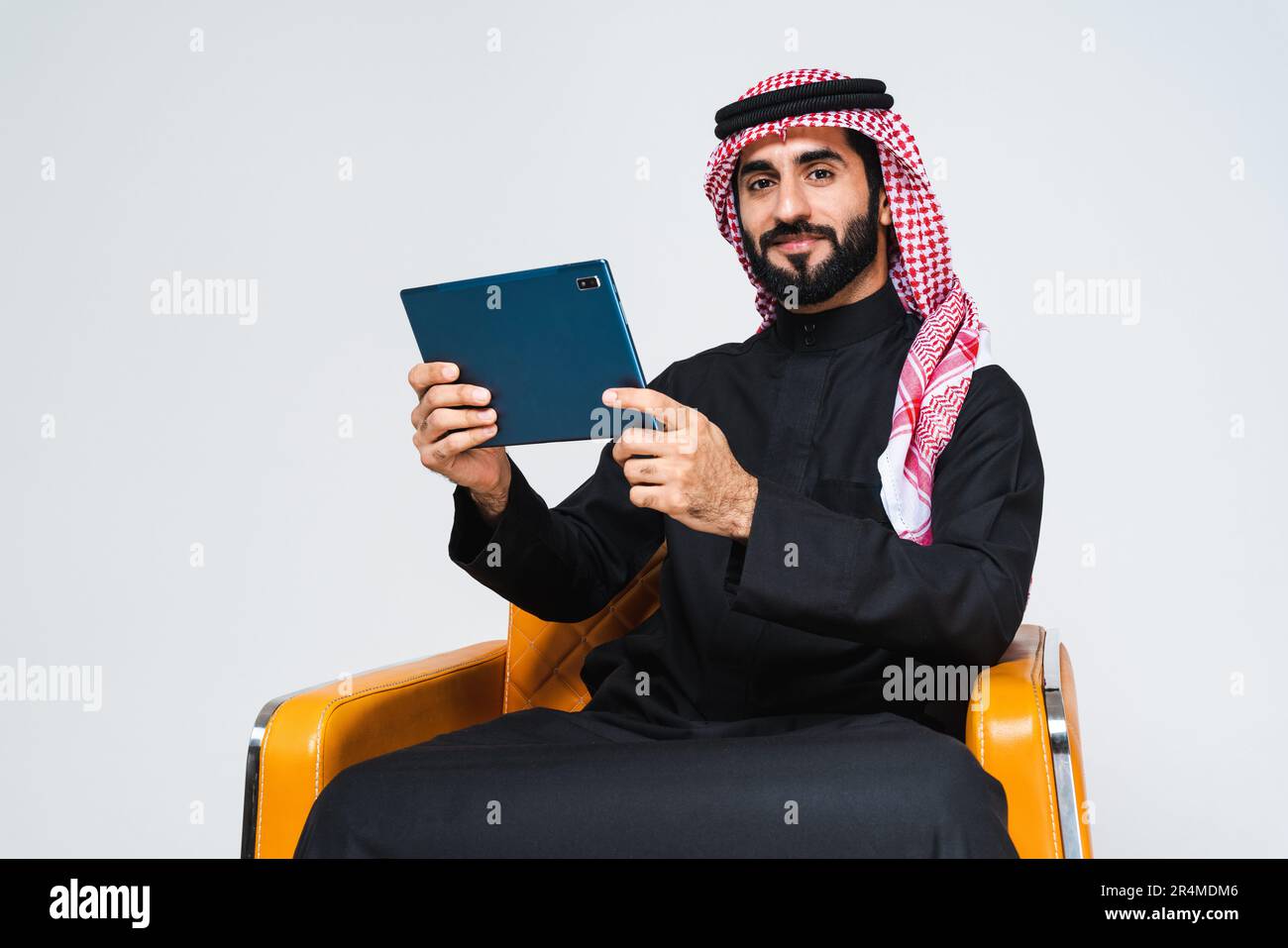 Handsome arab middle-eastern man with traditional saudi clothing in ...