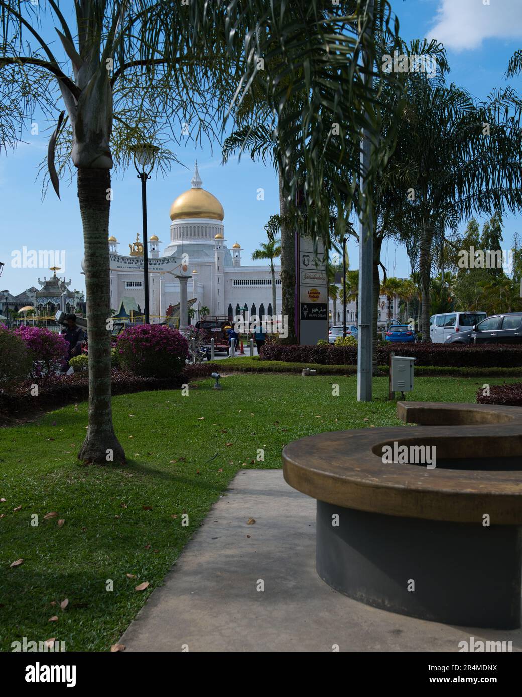 Sultan Omar Ali Safiuddin Mosque view from garden Stock Photo - Alamy