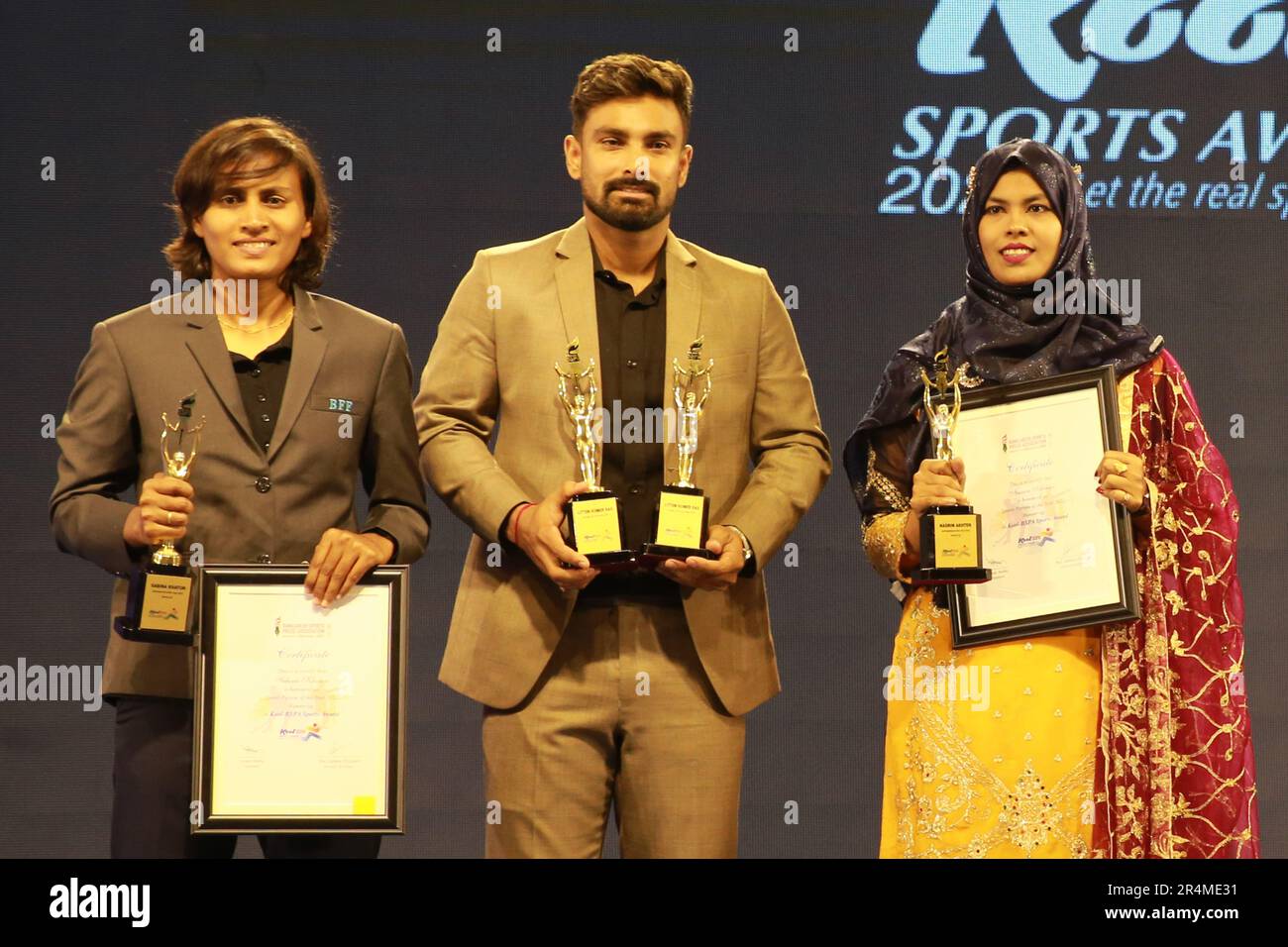 Bangladesh star batter Liton Das (M) won the Bangladesh Sports Press ...