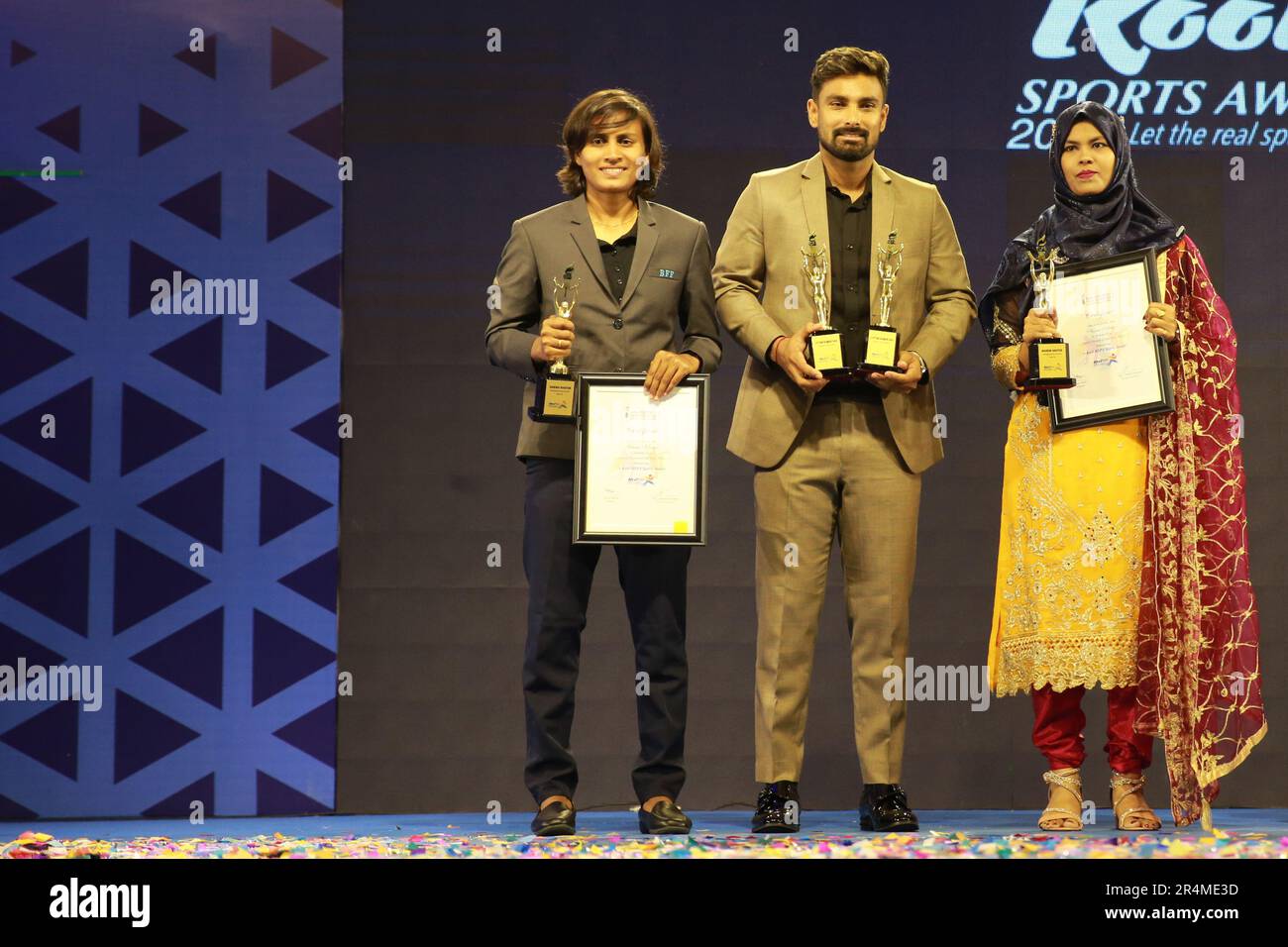 Bangladesh star batter Liton Das (M) won the Bangladesh Sports Press ...