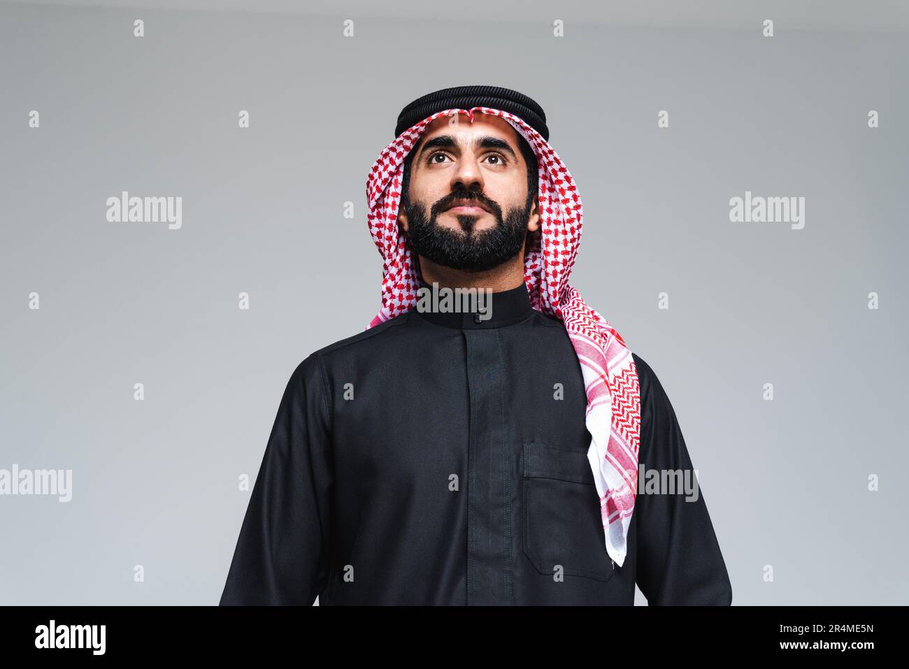 Handsome arab middle-eastern man with traditional saudi clothing in ...