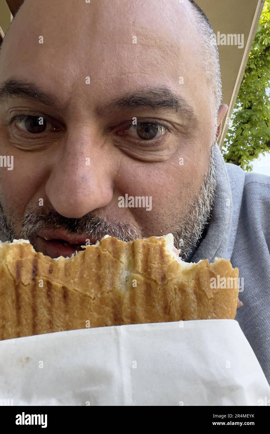 Gorging burger hi-res stock photography and images - Alamy