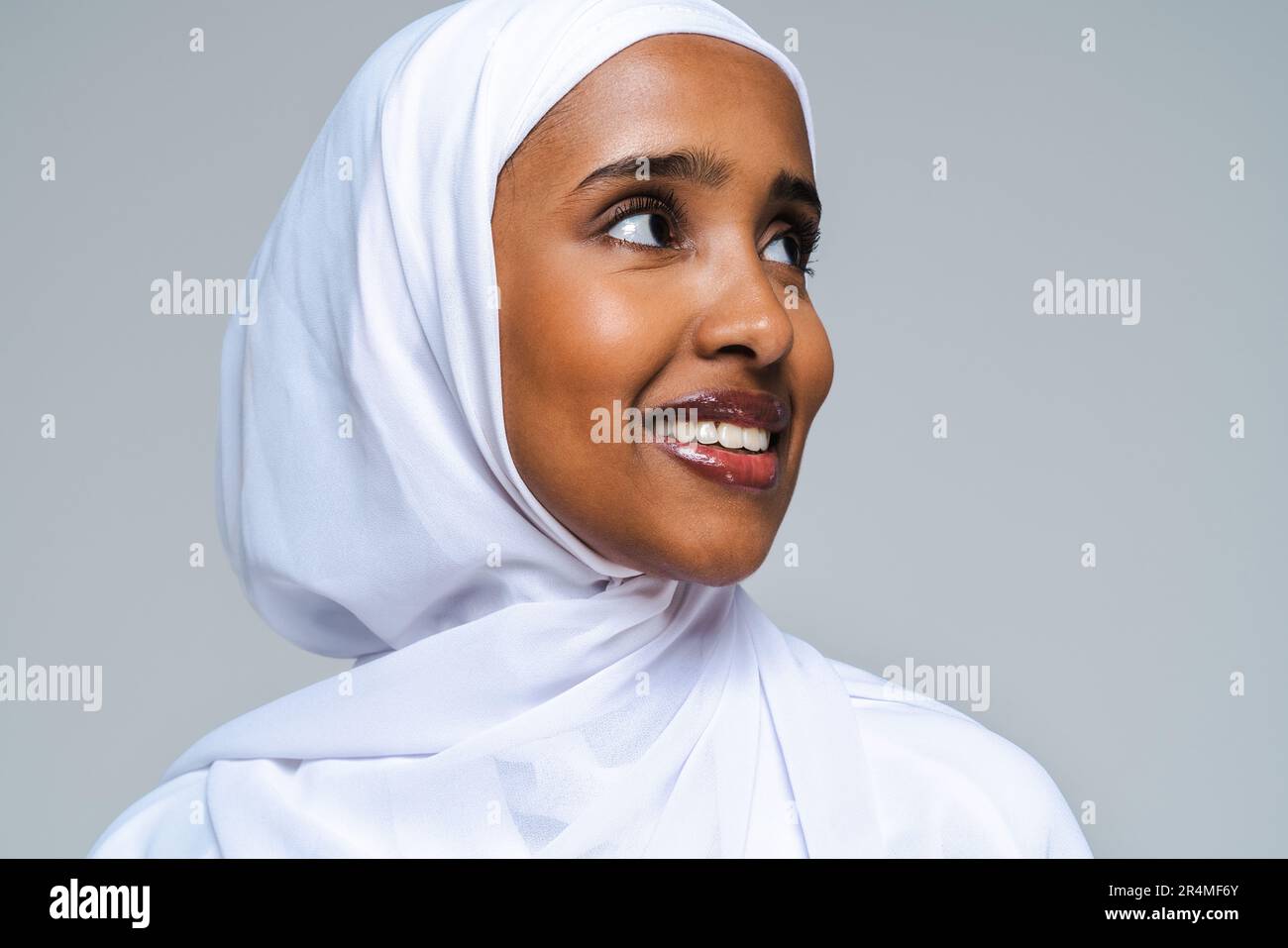 Beautiful arab middle-eastern woman with traditional abaya dress in ...