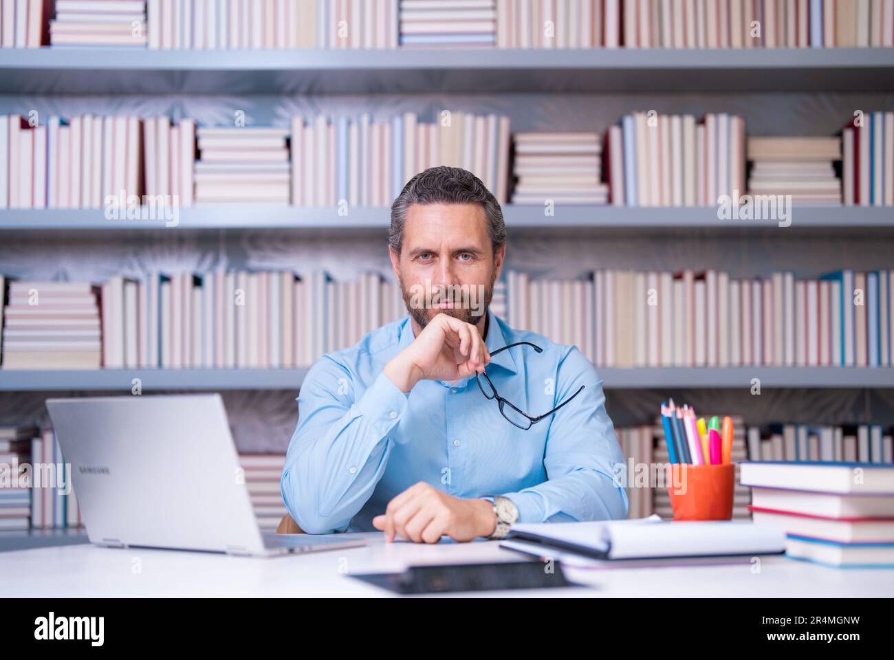 Teachers day. Teacher tutor in school classroom. Knowledge, education ...