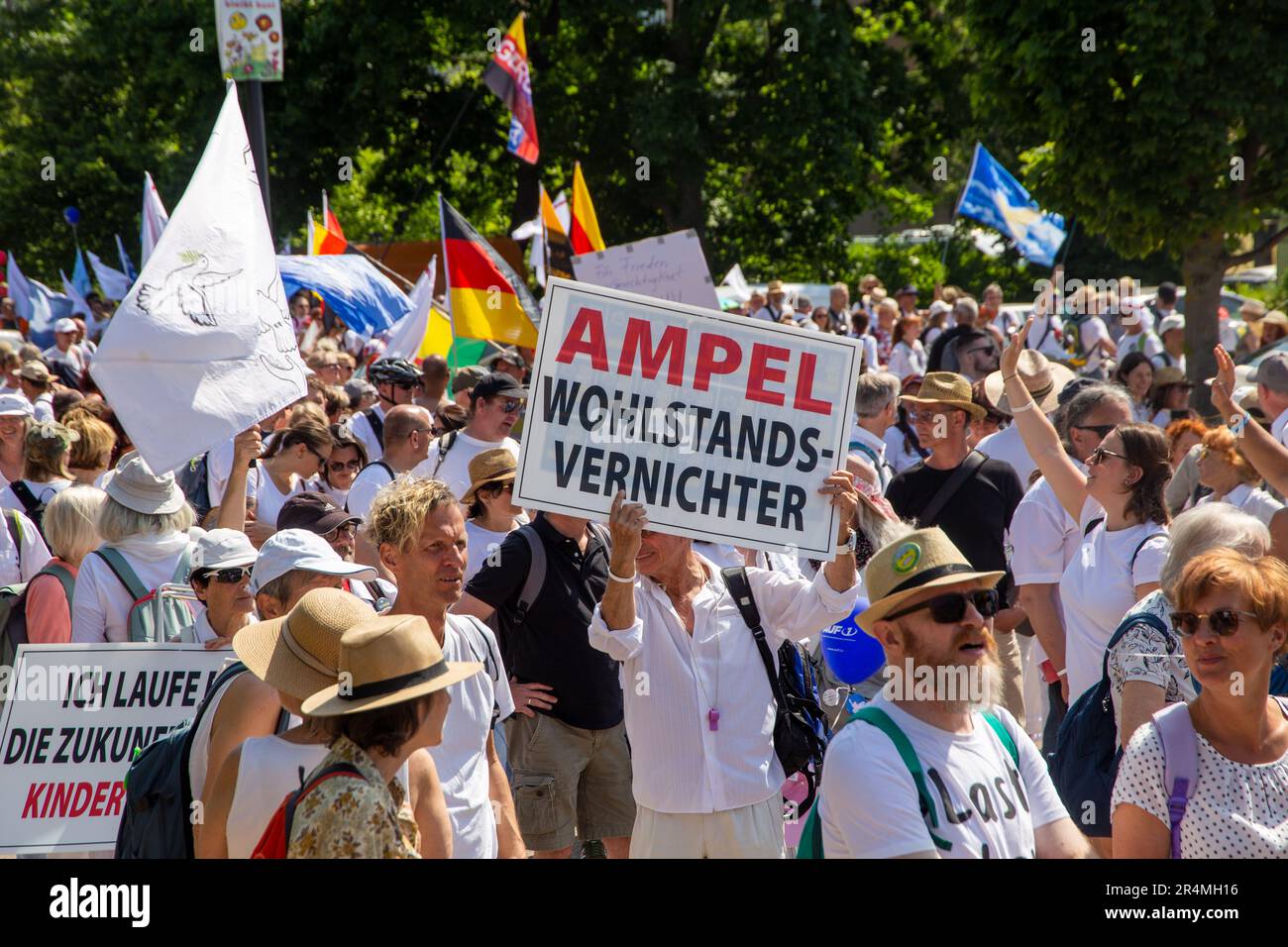 Wohlstandvernichtung hi-res stock photography and images - Alamy