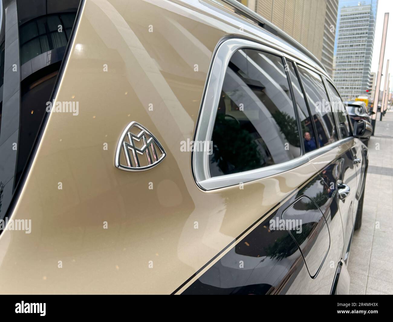 Maybach GLS500 2-tone Black and Gold Stock Photo - Alamy