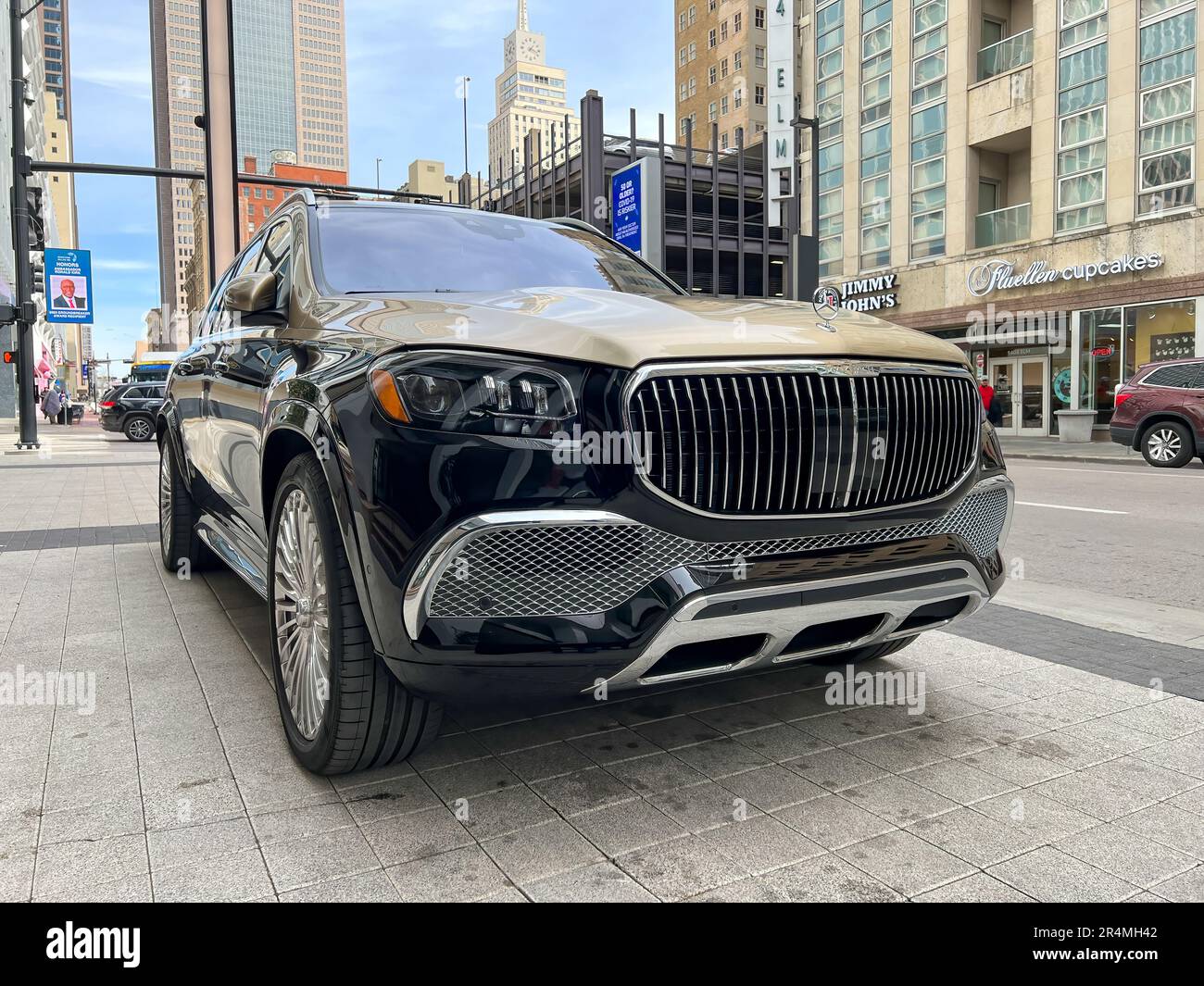Maybach GLS500 2-tone Black and Gold Stock Photo - Alamy