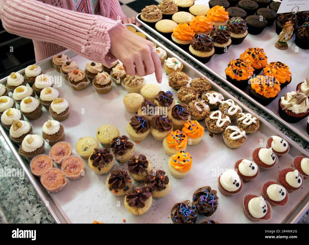 Cupcake decoration hi-res stock photography and images - Alamy