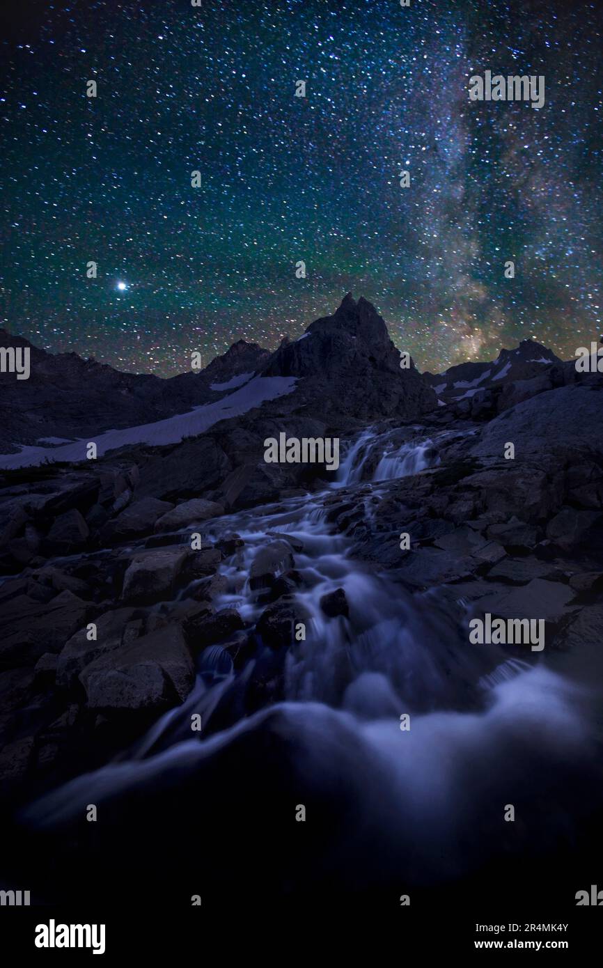 Photography near midnight on a moonless night reveals an amazing night ...