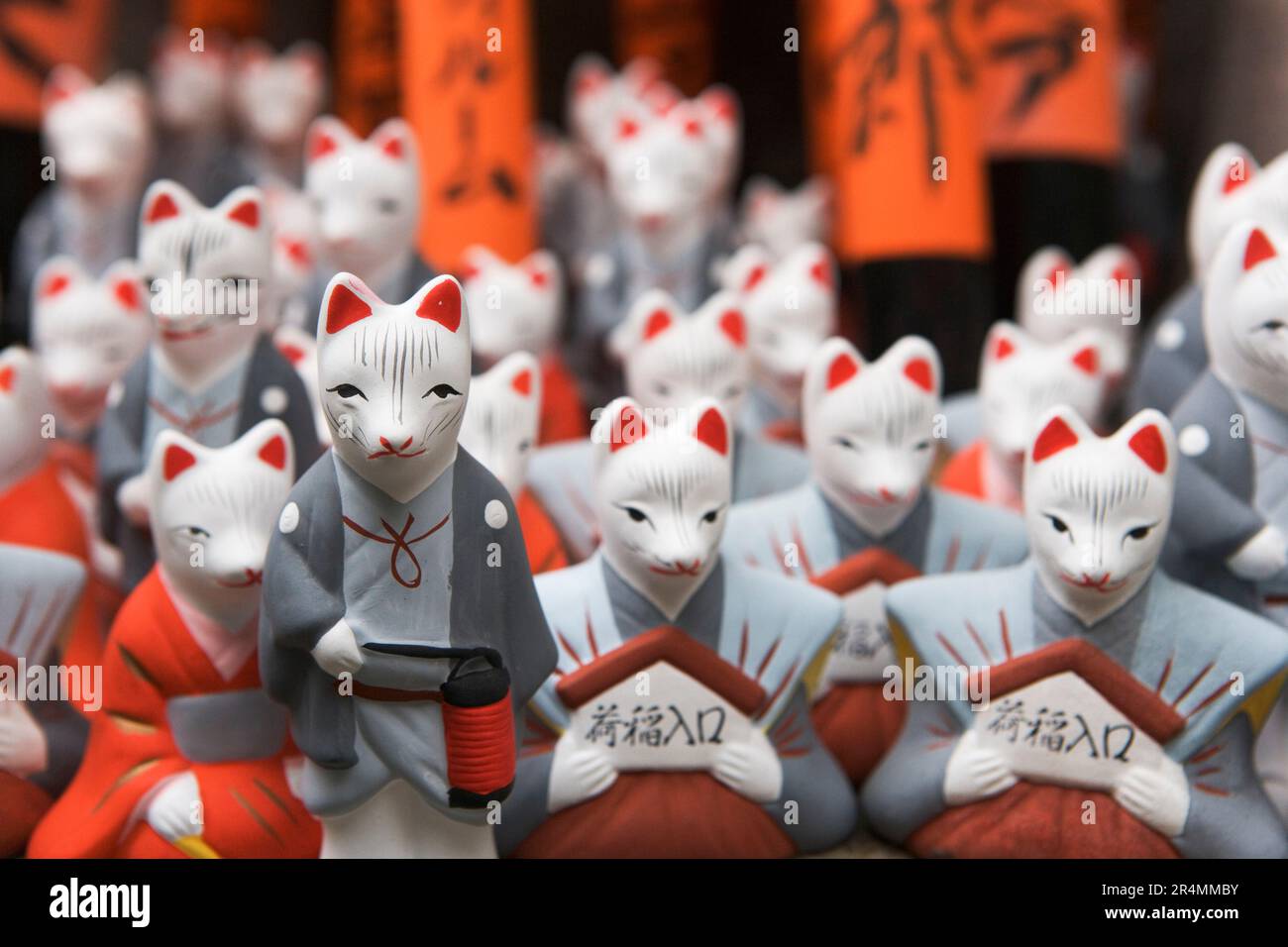 Miniature fox statues at the Fushimi Inari Shrine, Kyoto, Japan Stock ...