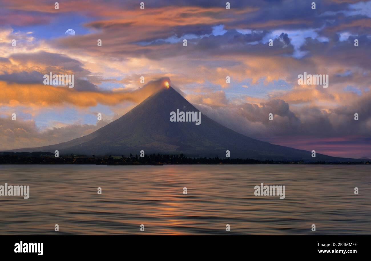 Mayon volcano near Legazpi City - eruption at sunset Stock Photo - Alamy