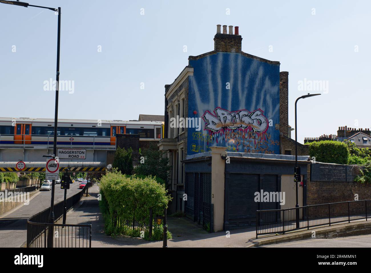 London underground sign hackney hi-res stock photography and images - Alamy