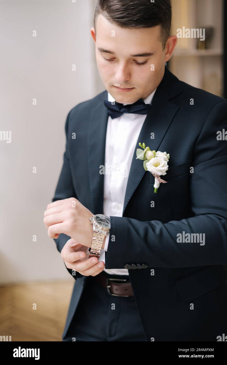 Man puts a watch hi-res stock photography and images - Alamy
