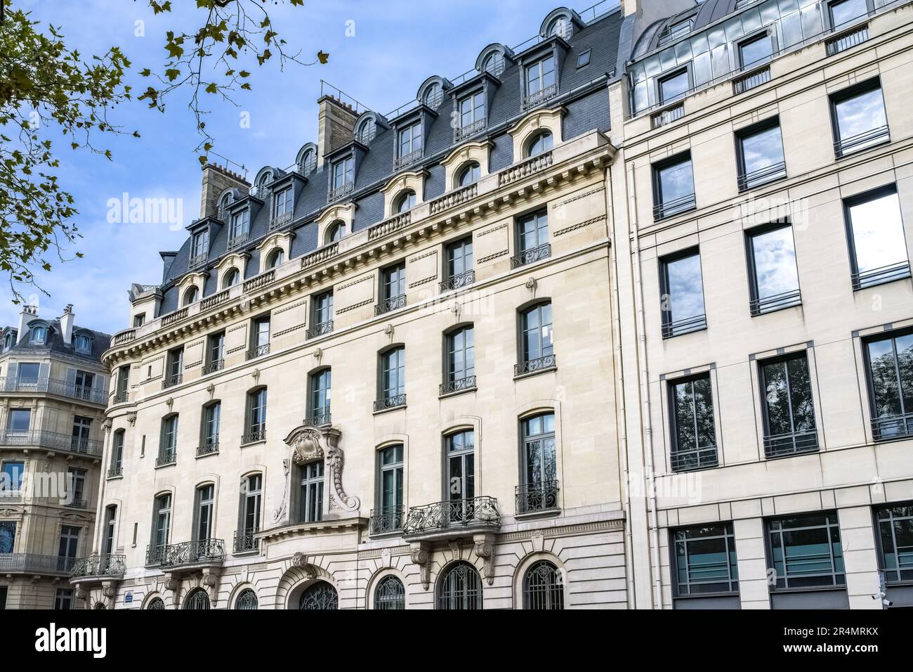 Paris, beautiful building, ancient facade boulevard Hausmann Stock ...