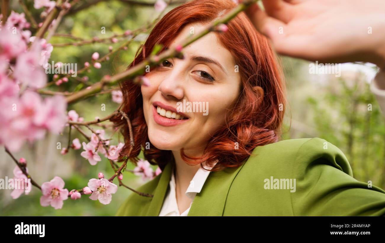 Spring flowers girl hi-res stock photography and images - Alamy