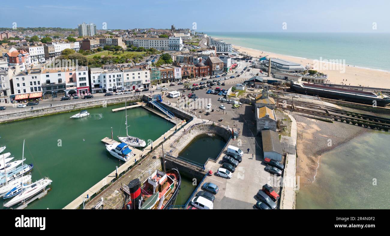 Bridge car marina waterway boats hi-res stock photography and images ...
