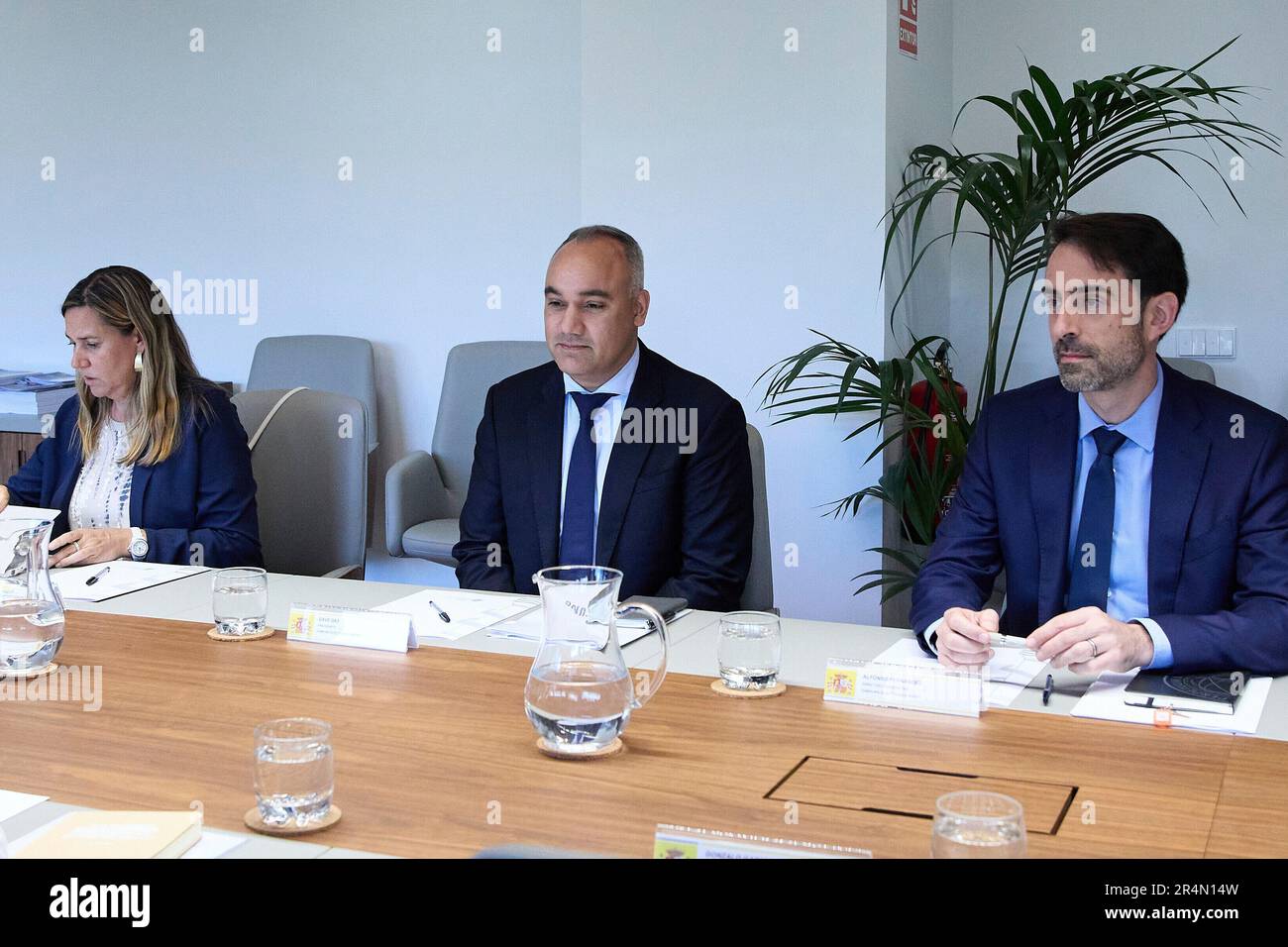 Samsung Electronics Iberia President Dave Das (c) during a meeting with ...