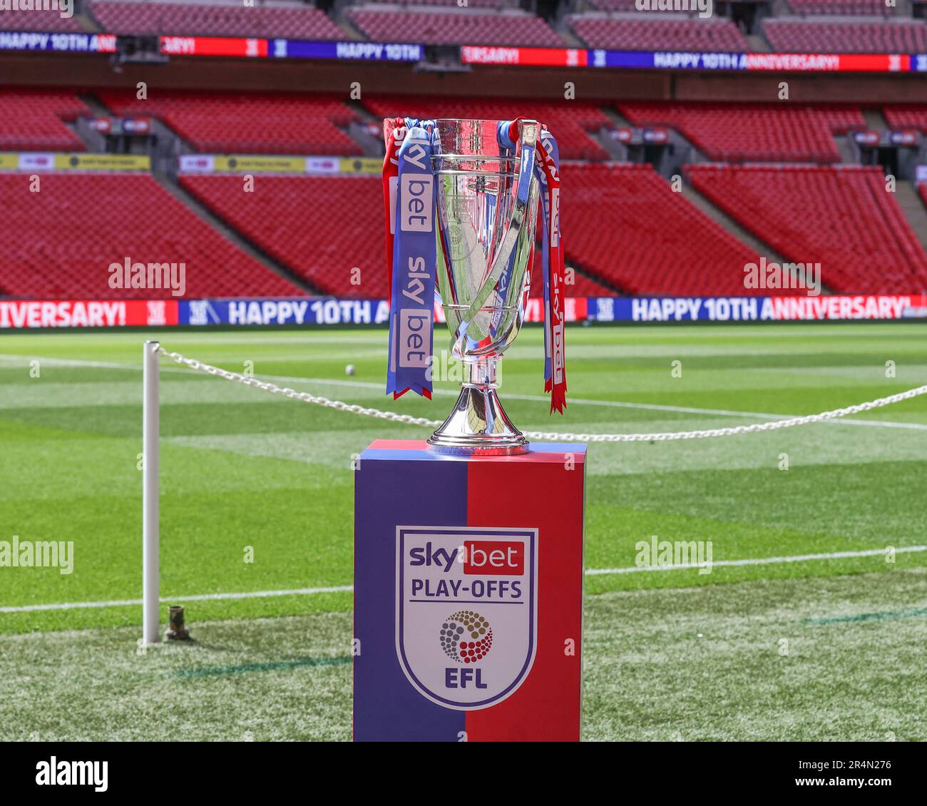 Play off final trophy hi-res stock photography and images - Alamy