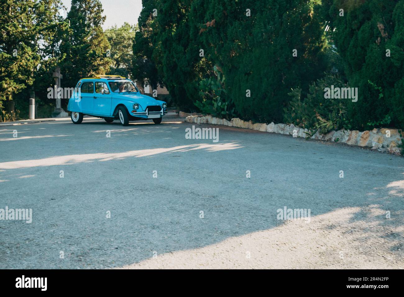 Car in the countryside hi-res stock photography and images - Alamy