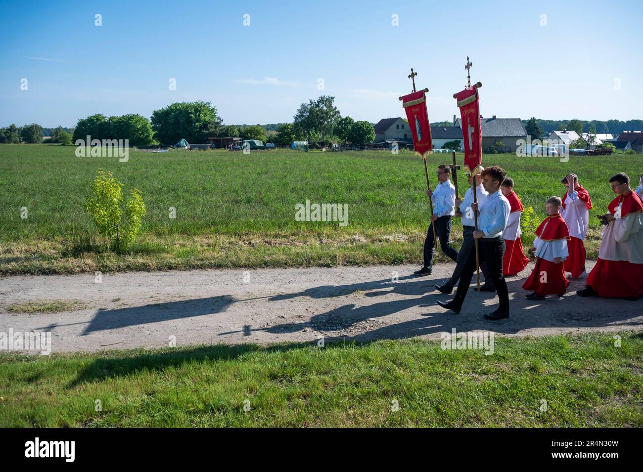 Rosenthal, Germany. 29th May, 2023. Altar boys and flag bearers walk at ...