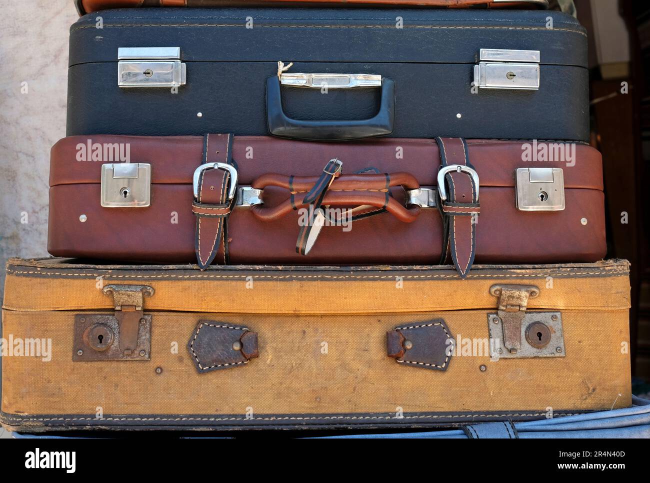 Stack old retro suitcases hi-res stock photography and images - Alamy