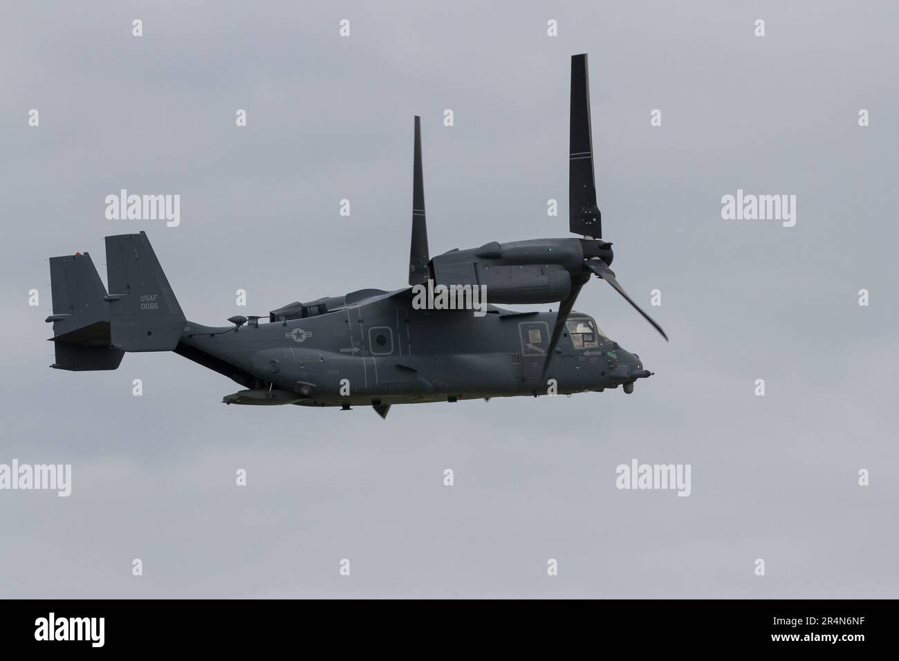 A USAF Bell Boeing V22 Osprey flying in Fussa, Tokyo, Japan Stock Photo ...