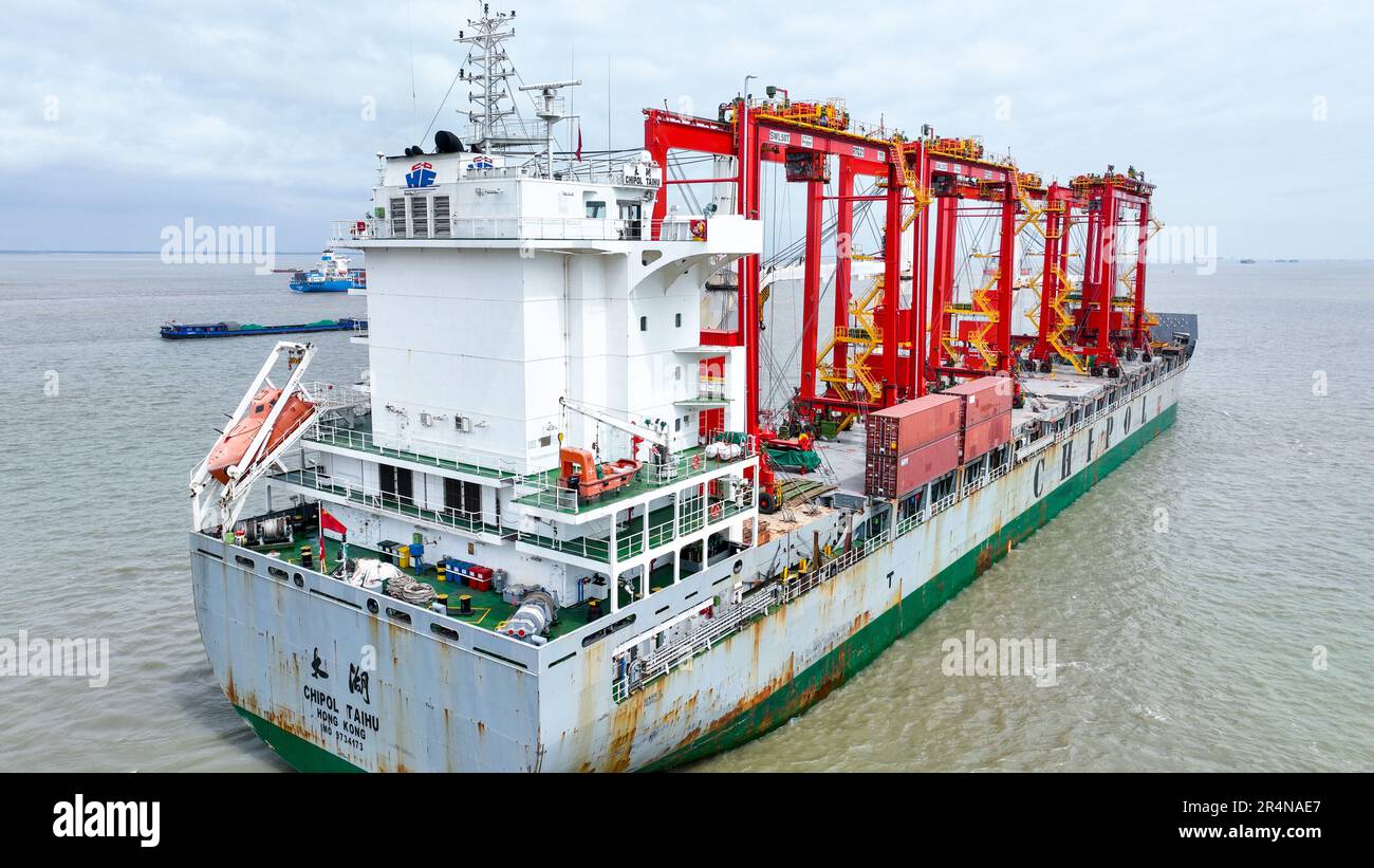 Rtg crane hi-res stock photography and images - Alamy