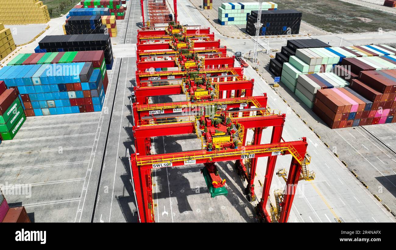 Rtg crane hi-res stock photography and images - Alamy