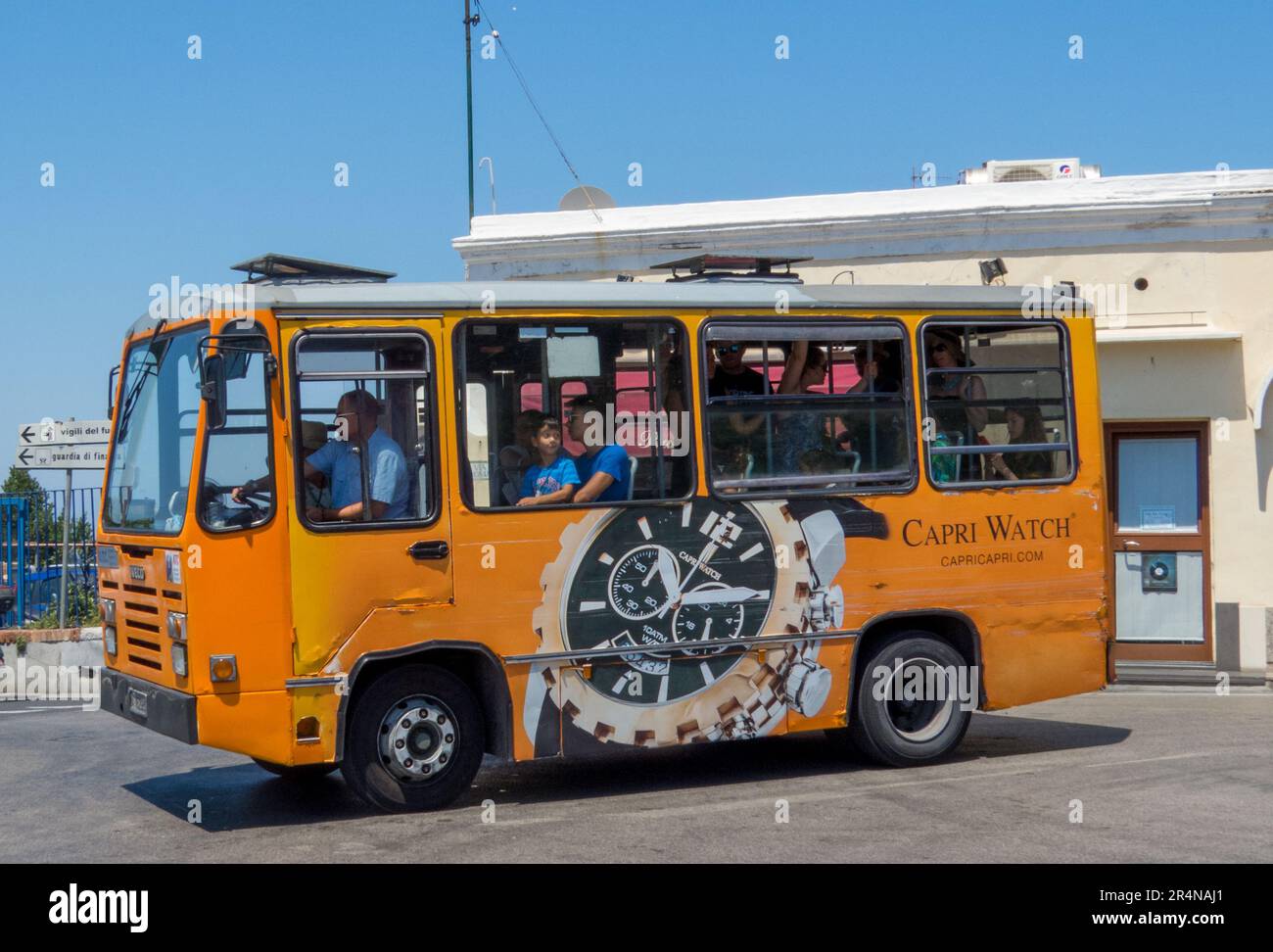 Orange bus hi-res stock photography and images - Alamy