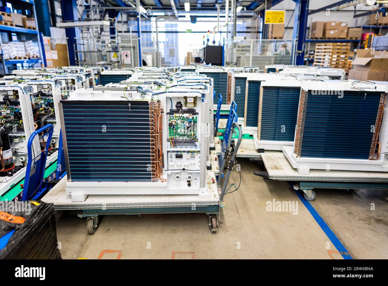 Holzminden, Germany. 23rd May, 2023. Air-water heat pumps in production ...