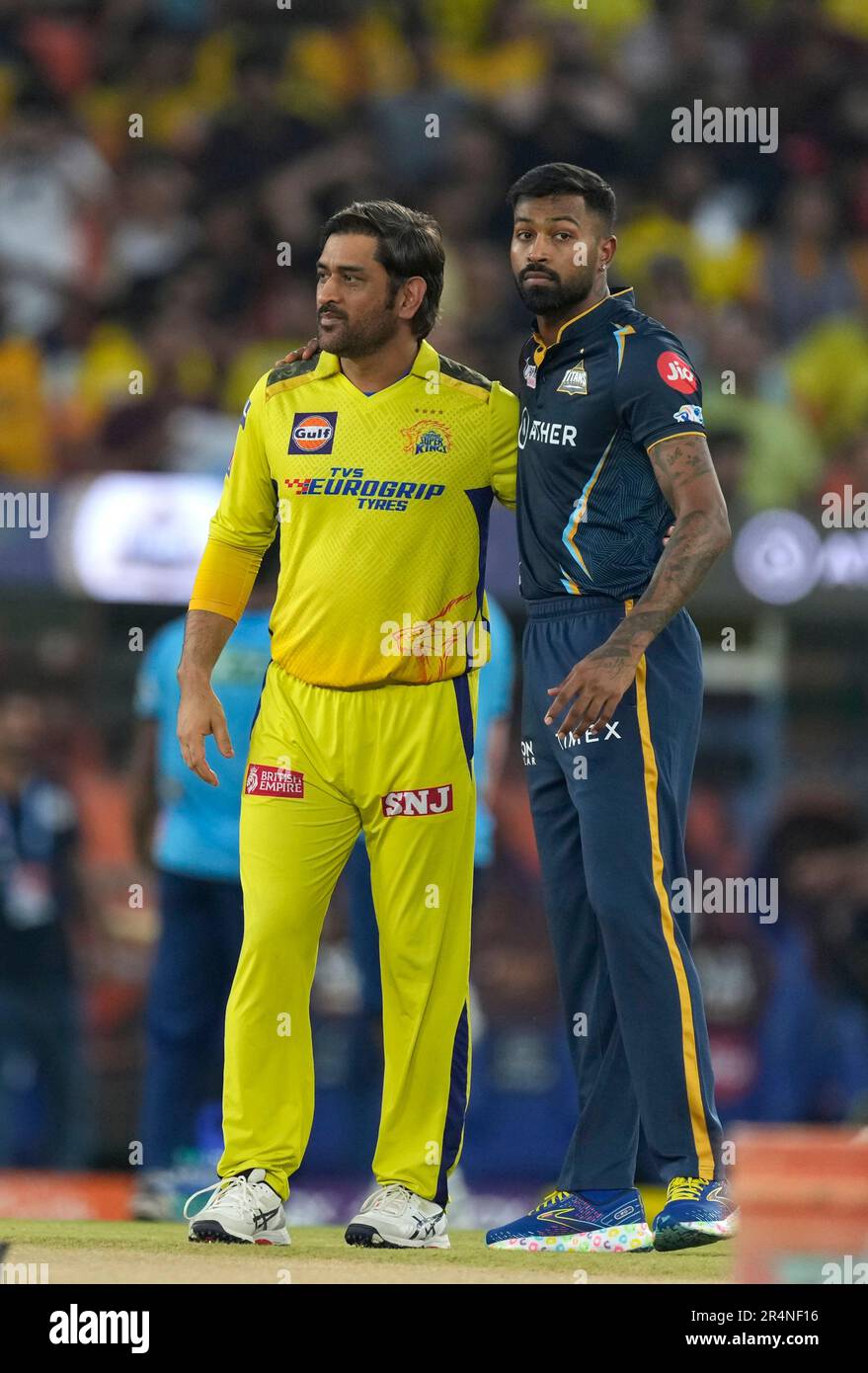 Chennai Super Kings' captain MS Dhoni, left, and Gujarat Titans ...