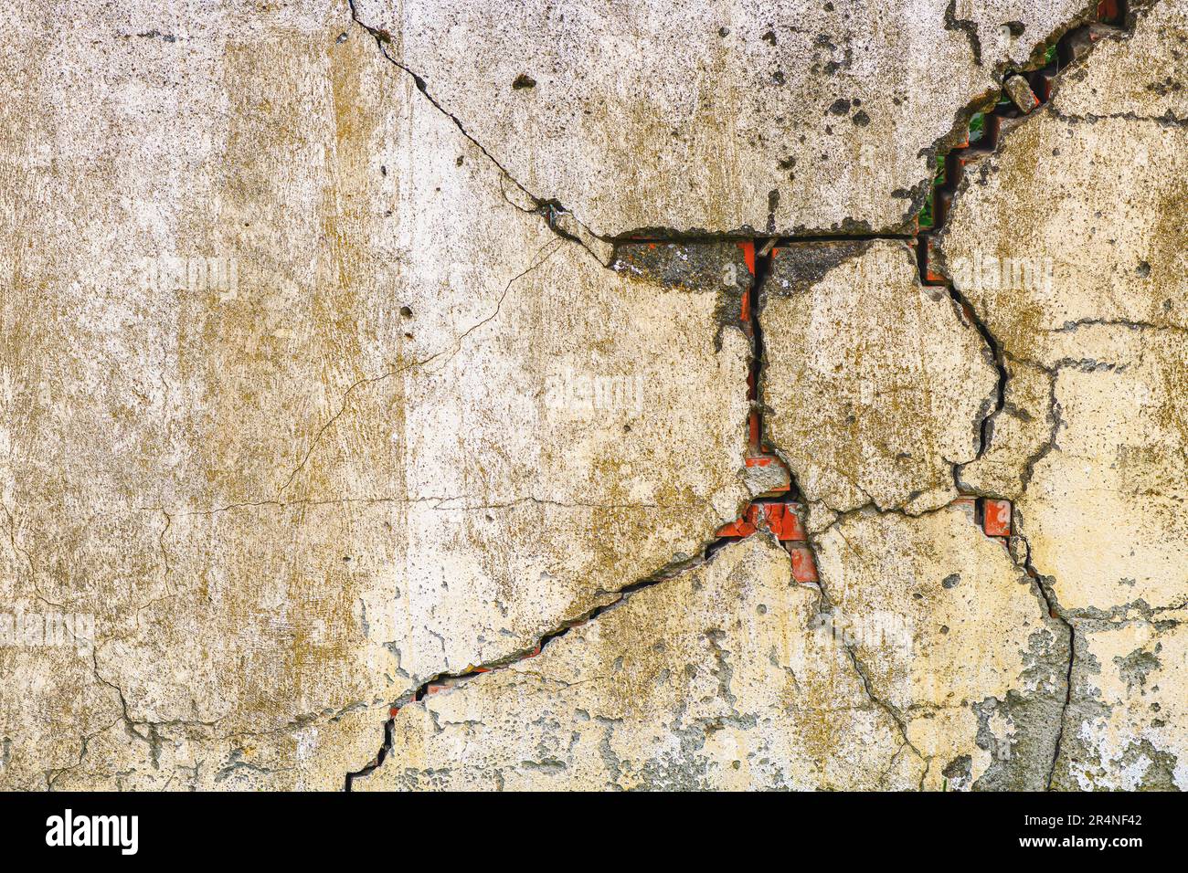 Old damaged cracked wall of an ruined building as background Stock ...