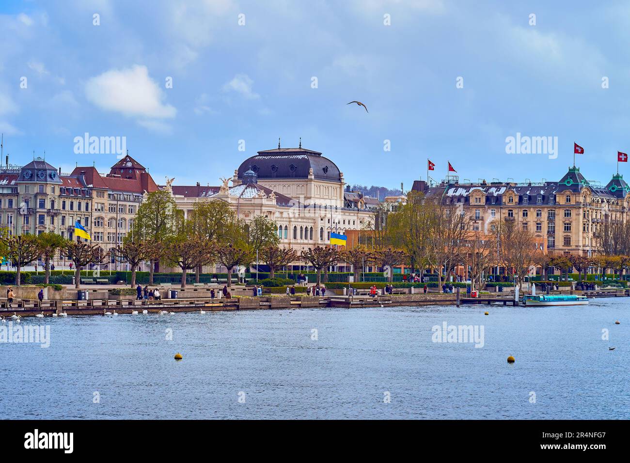 The waterfront of Lake Zurich with Quaianlagen walking promenade and ...