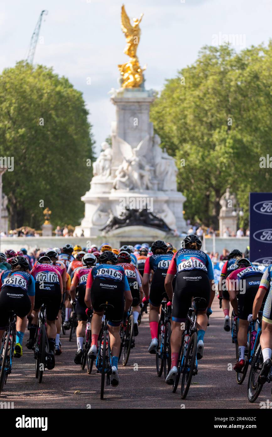 Riders heading towards Victoria Memorial the Classique UCI Women's ...