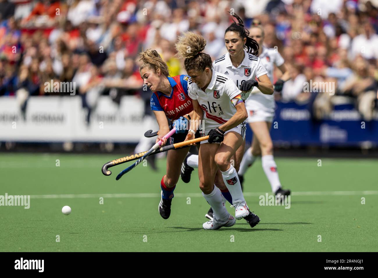 BILTHOVEN - Xan de Waard of SCHC in action against Maria Verschoor van ...