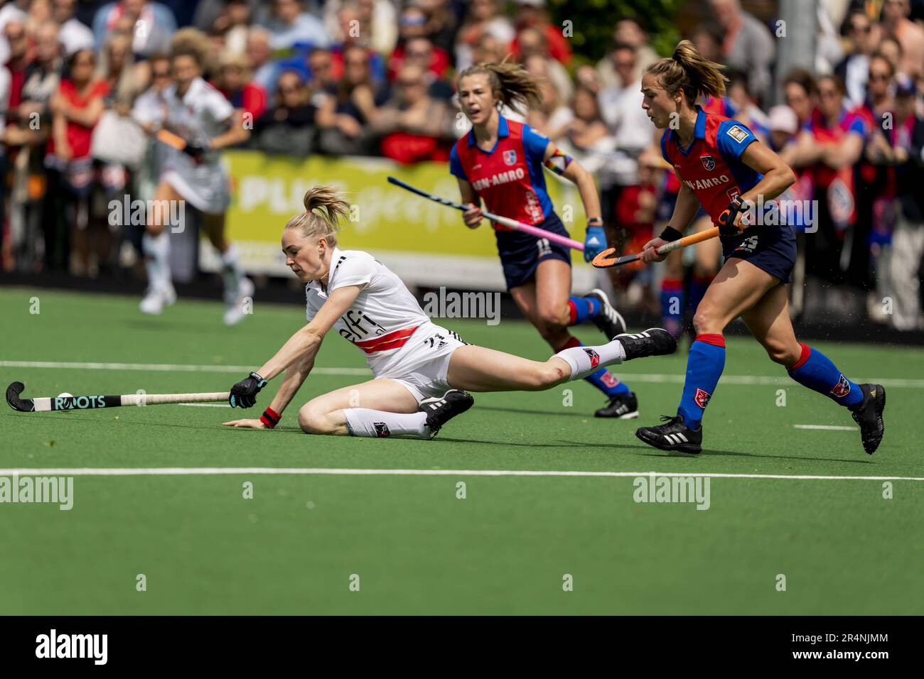 BILTHOVEN - Lisa Post of SCHC in action against Fiona Morgenstern of ...