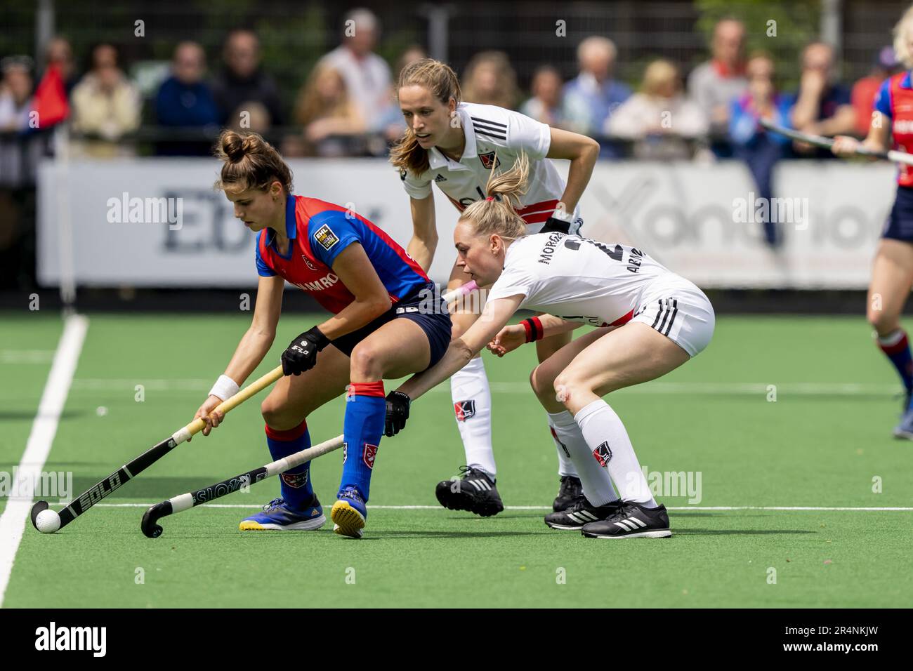 BILTHOVEN - Elzemiek Zandee of SCHC in action against Fiona Morgenstern ...