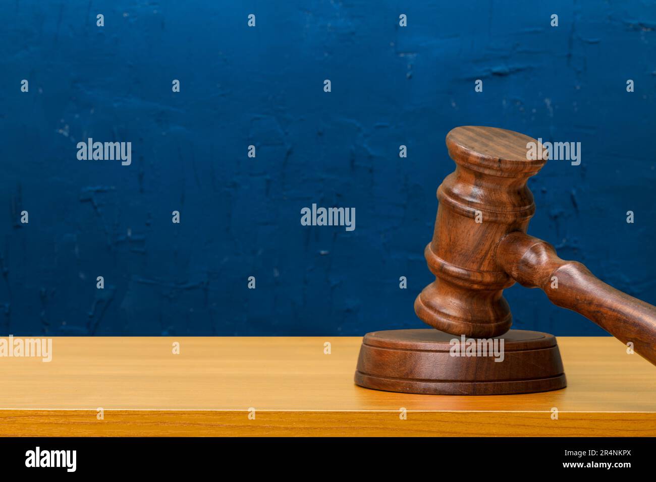 Hand judge gavel board hi-res stock photography and images - Alamy