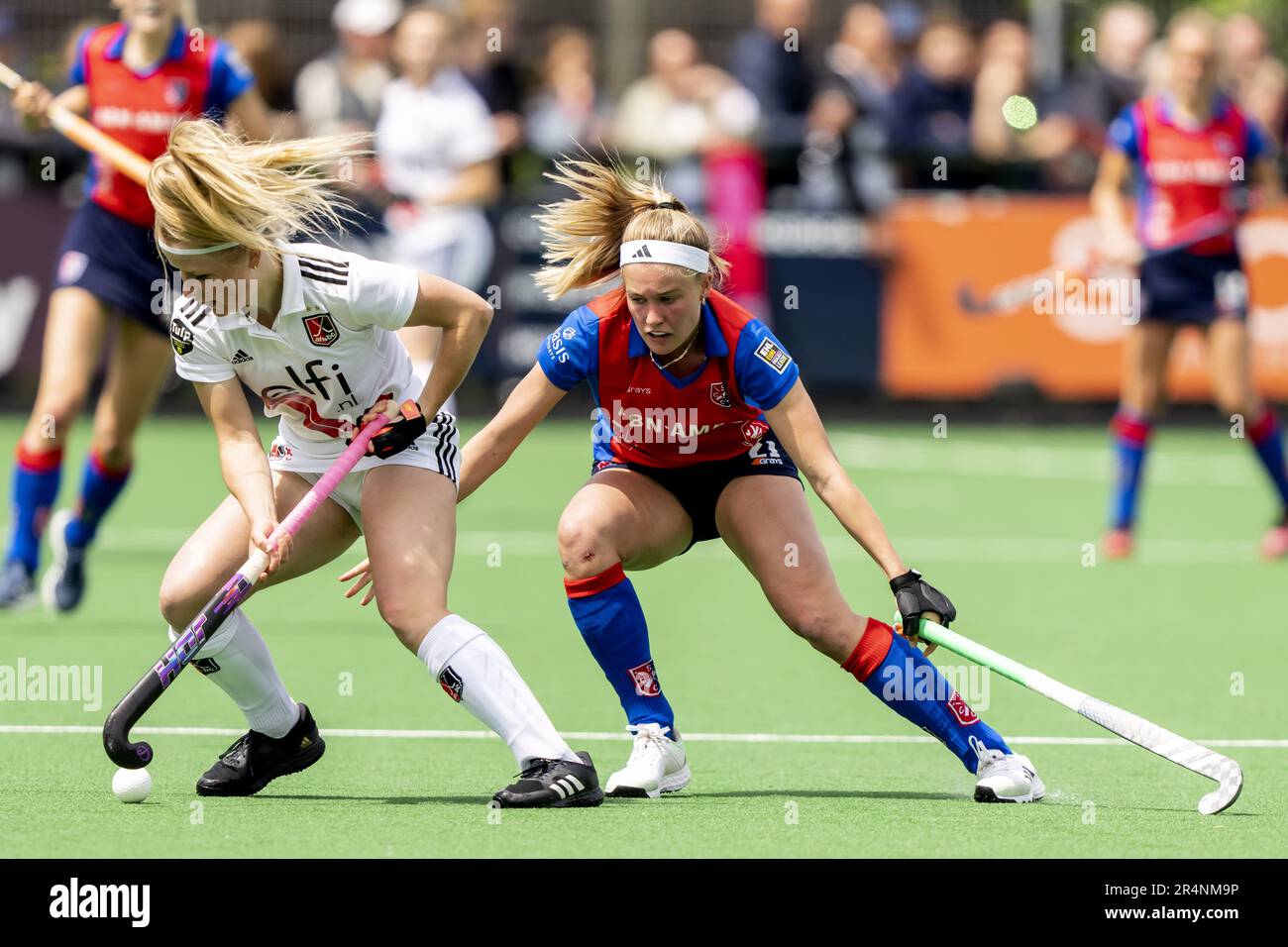 BILTHOVEN - Marsha Zwezereijn of SCHC in action against Valerie Odijk ...