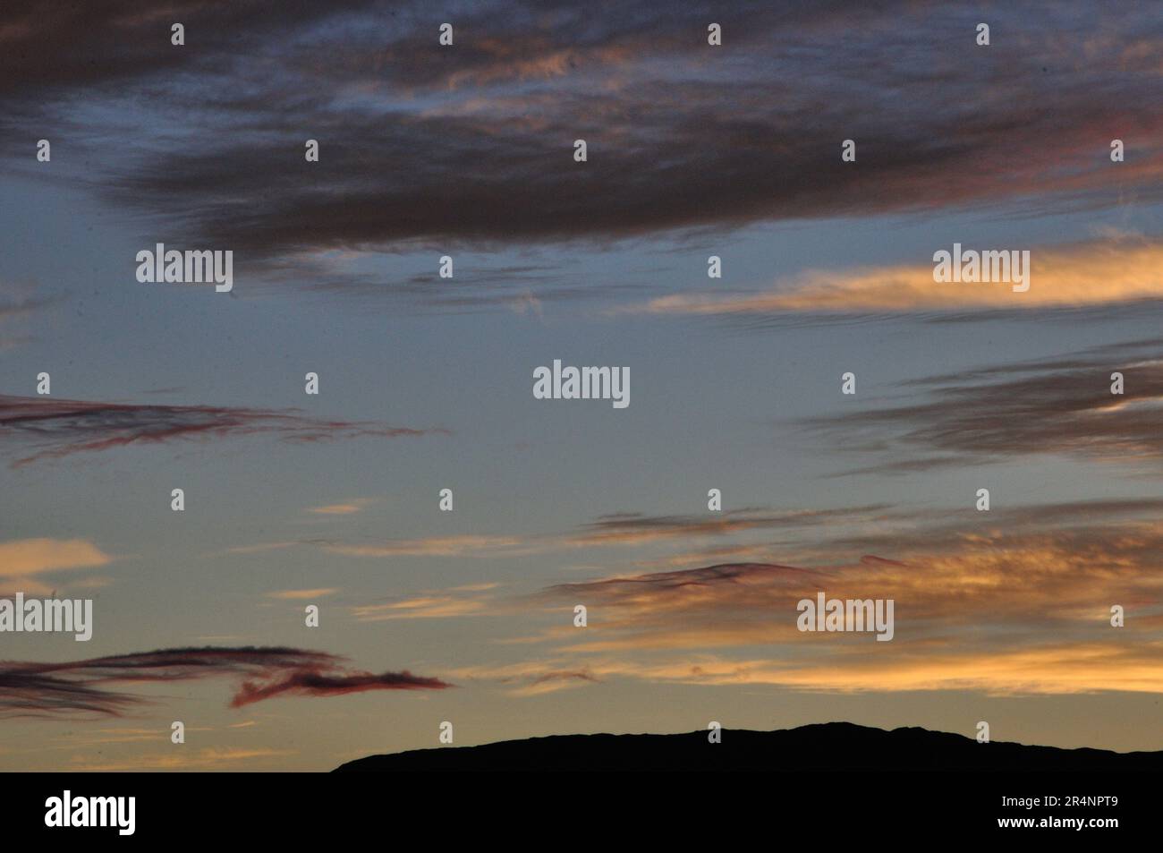 Der Abendhimmel über dem Loch Eil bei Corpach in der Nähe von Fort William in Schottland wird zu ...