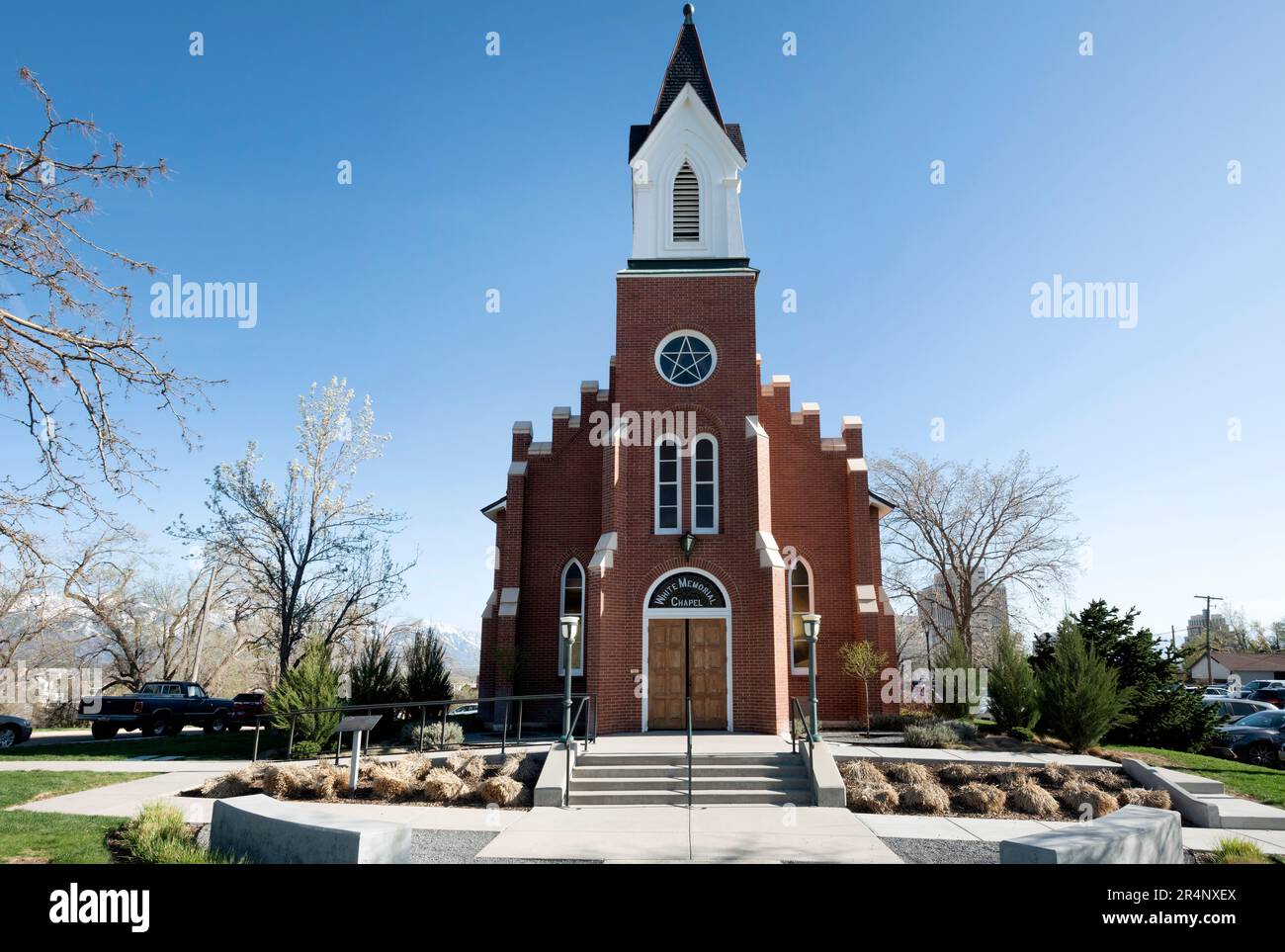 White chapel blue facade hi-res stock photography and images - Alamy